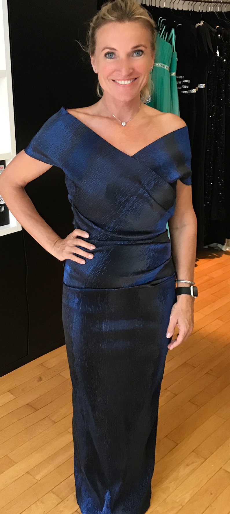 Talbot Runhof Schimmernde Abendrobe mit Carmen-Ausschnitt | dresscoded.com