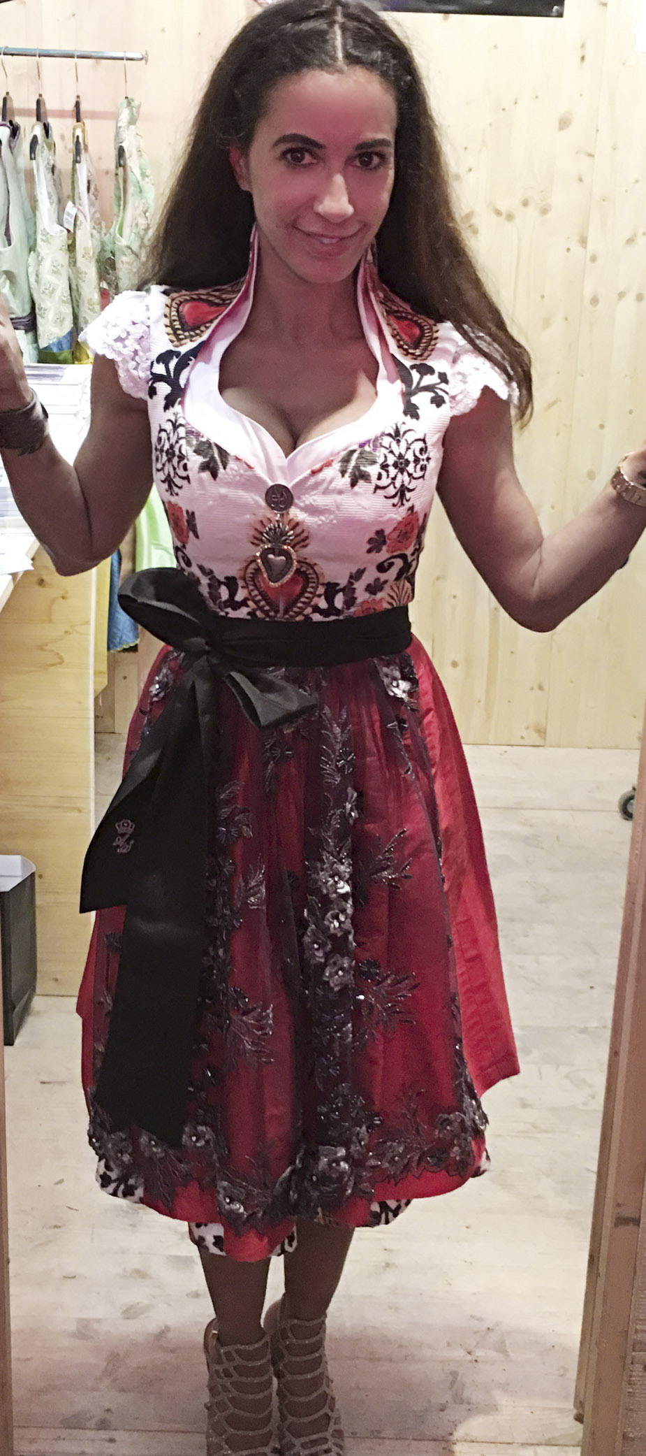 Astrid Söll Dirndl mit Herzen in Weiss/Rot | dresscoded.com