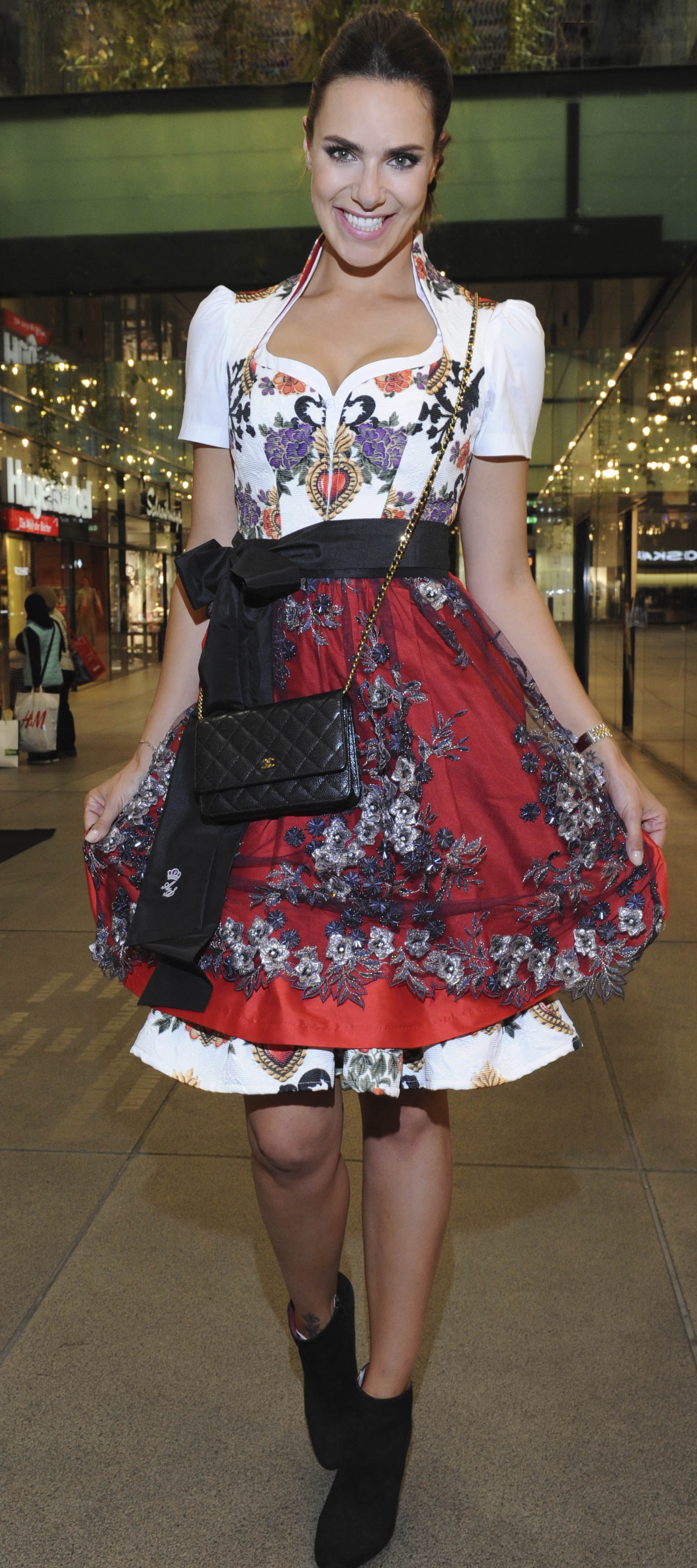 Astrid Söll Dirndl mit Herzen in Weiss/Rot | dresscoded.com